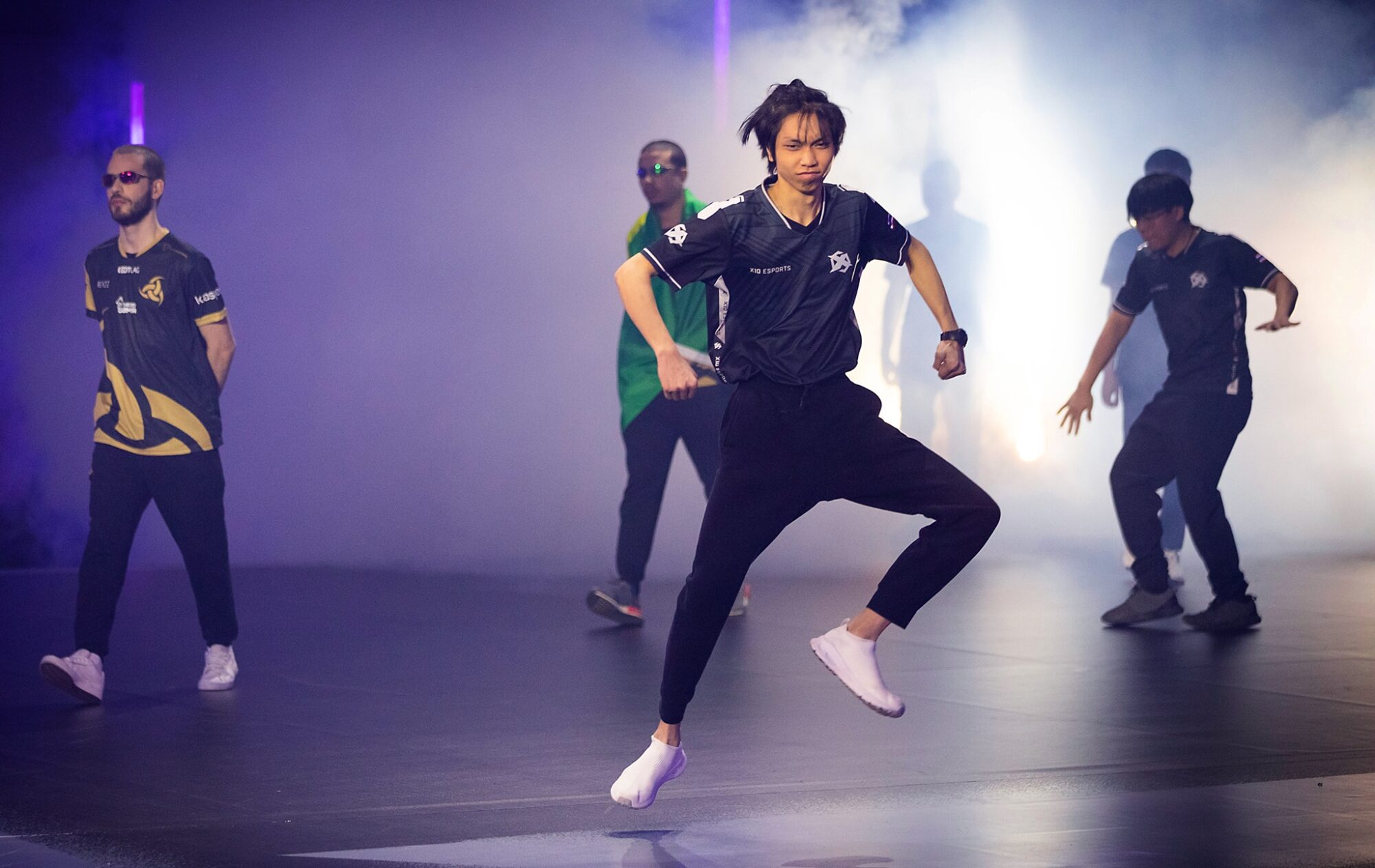 Patiphan รับเขินทุกครั้งย้อนดูตัวเองเดินเปิดตัวใน Valorant | ONE ...