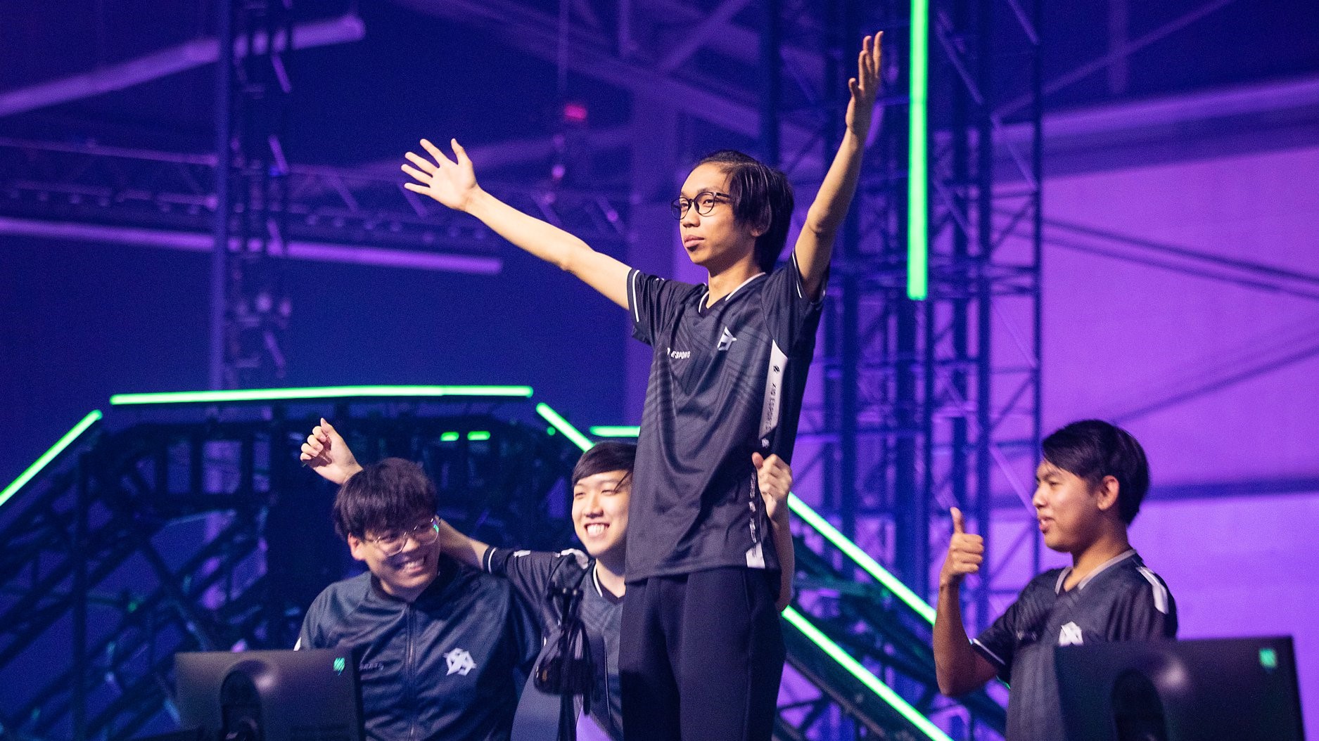 Patiphan รับเขินทุกครั้งย้อนดูตัวเองเดินเปิดตัวใน Valorant | ONE ...