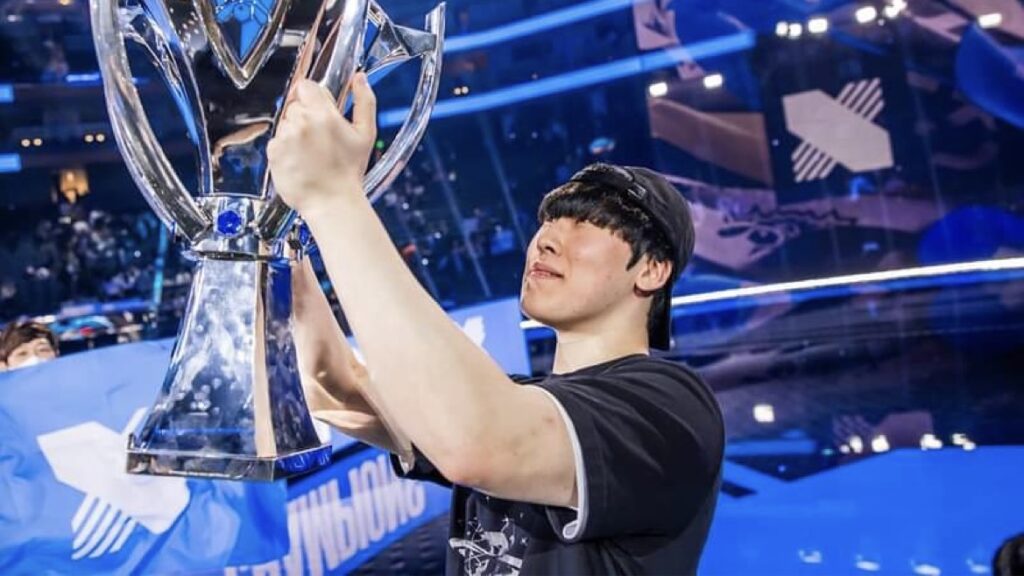 Zeka ผู้เล่น DRX ชุดแชมป์โลก คว้าผู้เล่นแห่งปีจาก LCK Awards | ONE Esports Thailand