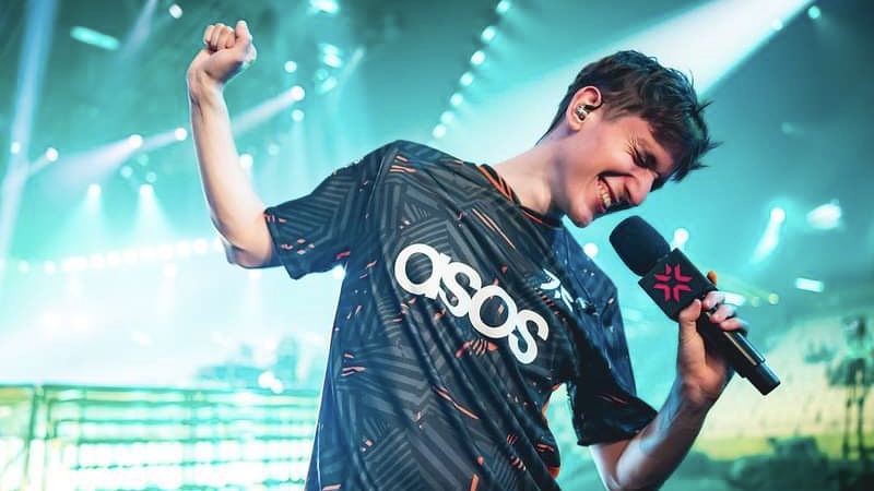 Boaster โชว์แร็พสด ขณะรับชมศึก VCT EMEA League | ONE Esports Thailand