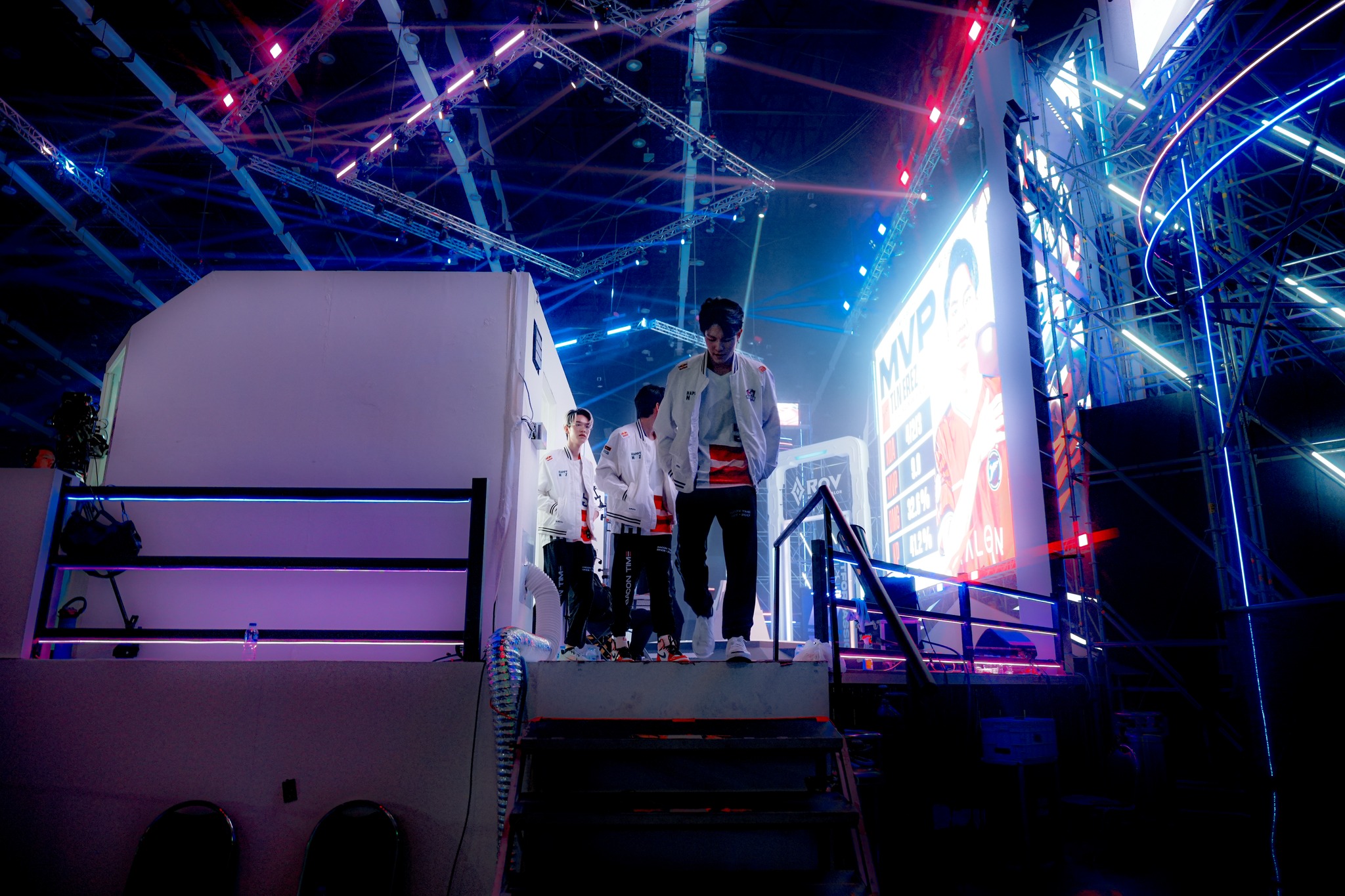 พีธีกรสาวเวียดนาม เศร้าหวั่น Moowan ไม่แข่งต่อ | ONE Esports Thailand