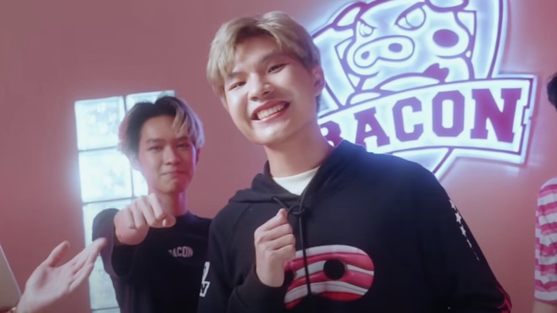 ชมรีแอคชั่น Erez นั่งดูตัวเองเต้นเปิดตัวกับ Bacon Time | ONE Esports ...