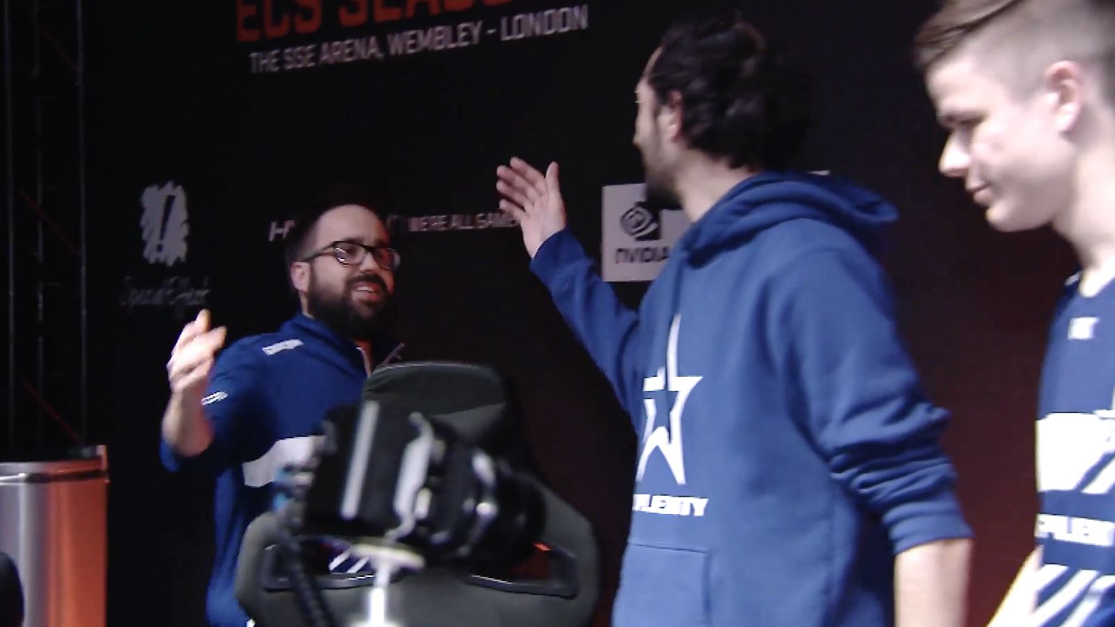 โค้ชทีม CompLexity แหกกฎเกม CS:GO ใช้นิ้วชี้ไปที่จอของผู้เล่นเพื่อชี้ ...